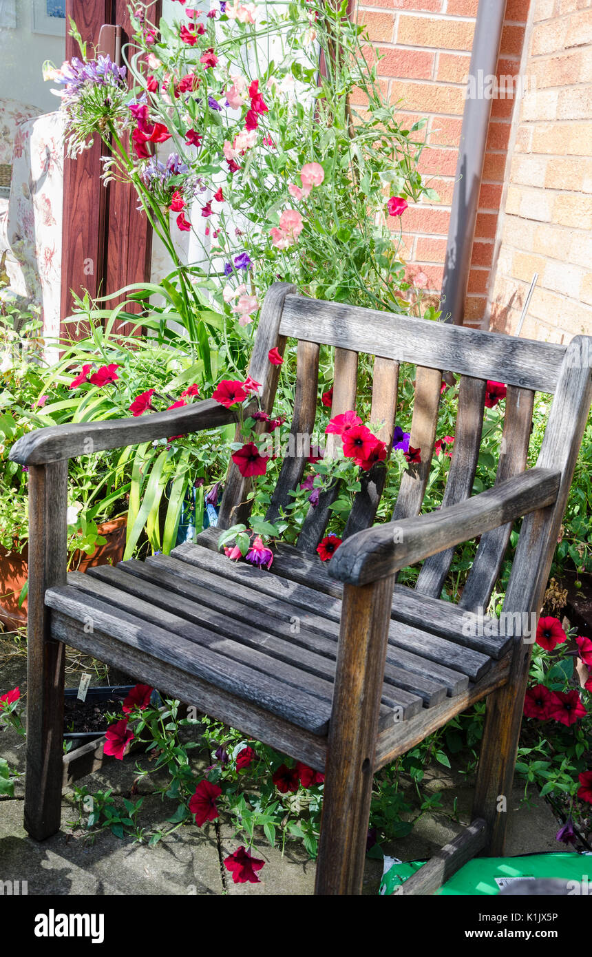 Tranquil garden seating hi-res stock photography and images - Alamy