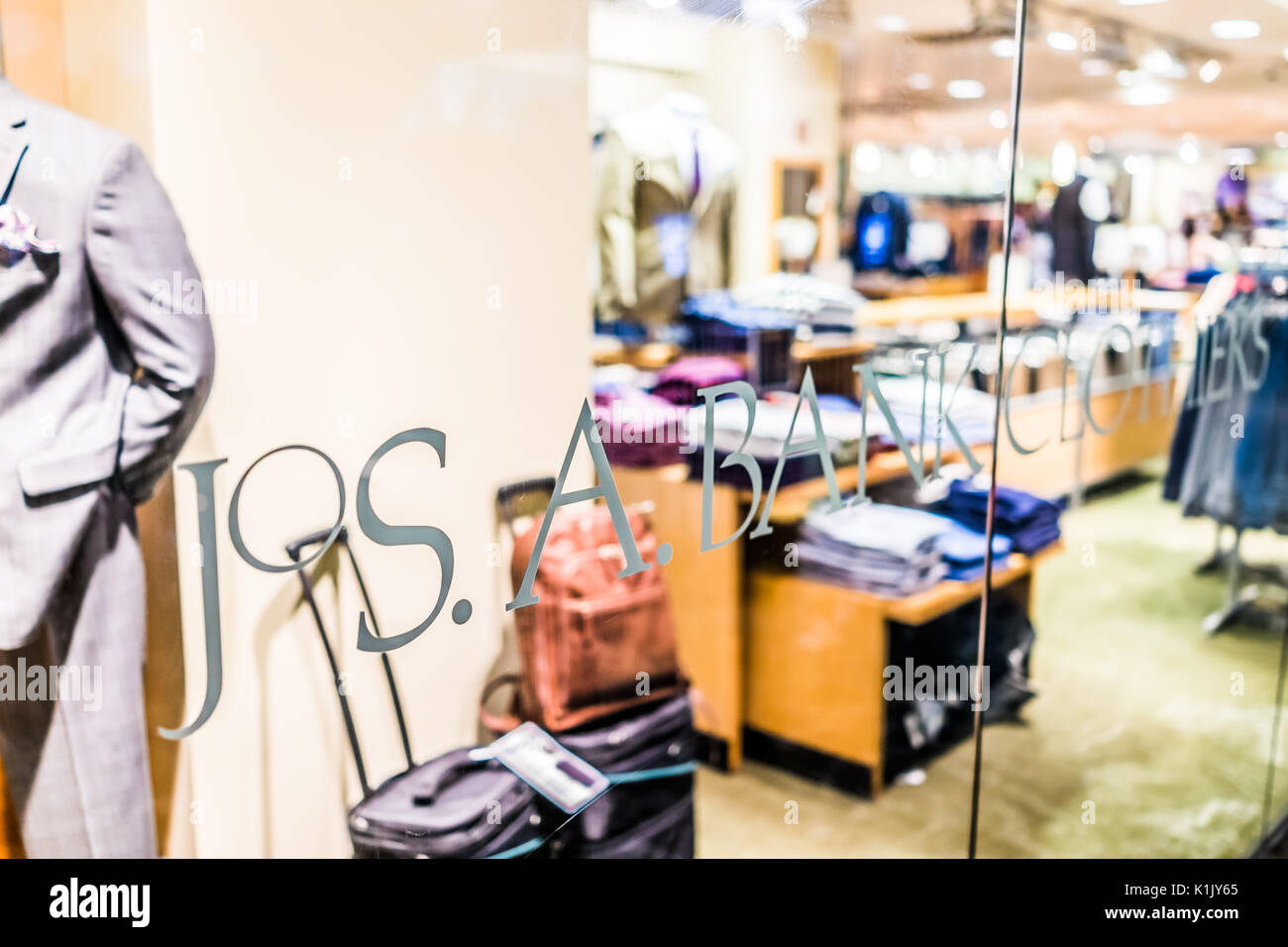 Bank fashion clothes shop hi-res stock photography and images - Alamy