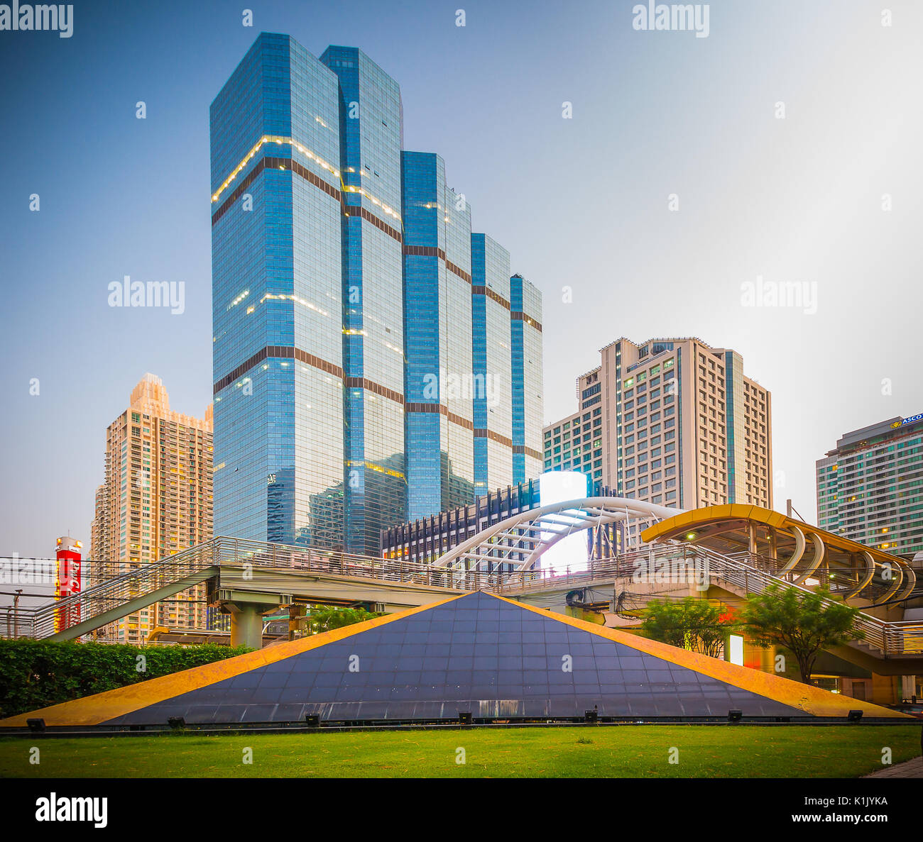 Skywalk modern building hi-res stock photography and images - Alamy
