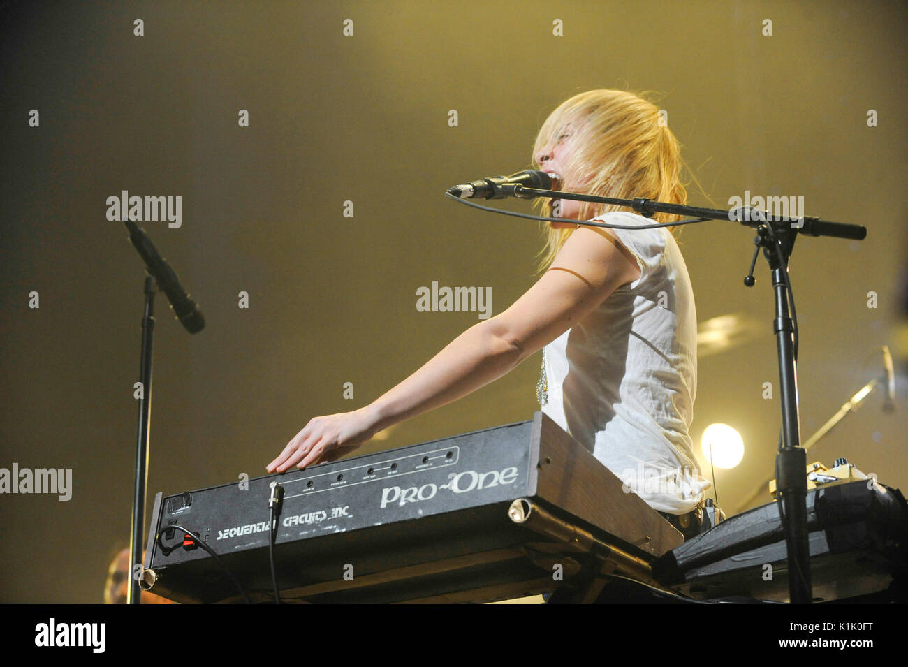 Emily Haines Metric performs 2009 KROQ Almost Acoustic Christmas Night ...