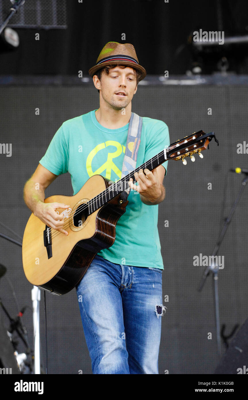 Jason mraz performing on stage hi-res stock photography and images - Alamy