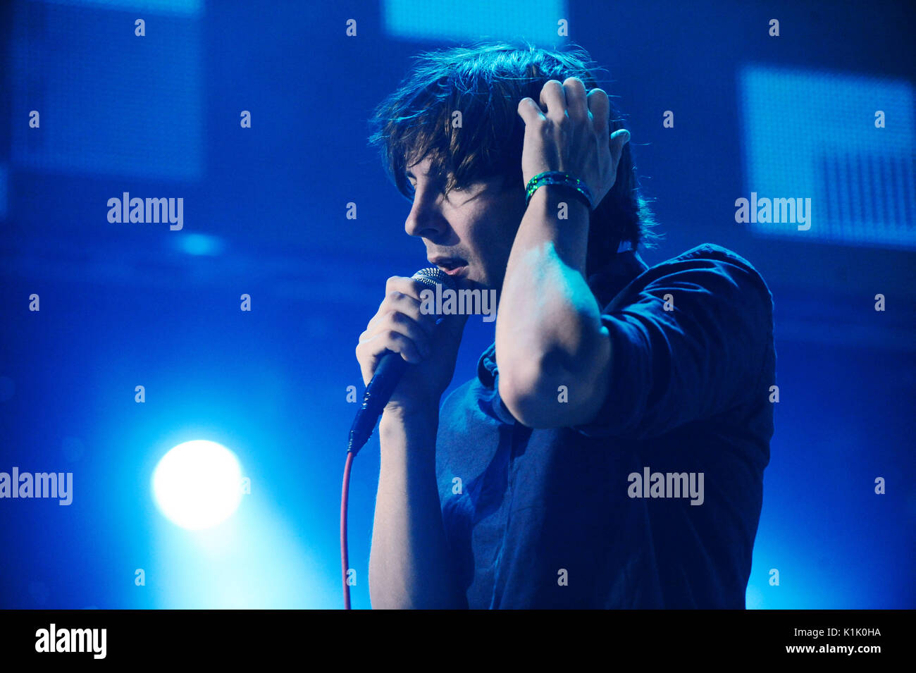 Thomas Mars Phoenix performs 2009 KROQ Almost Acoustic Christmas Night ...