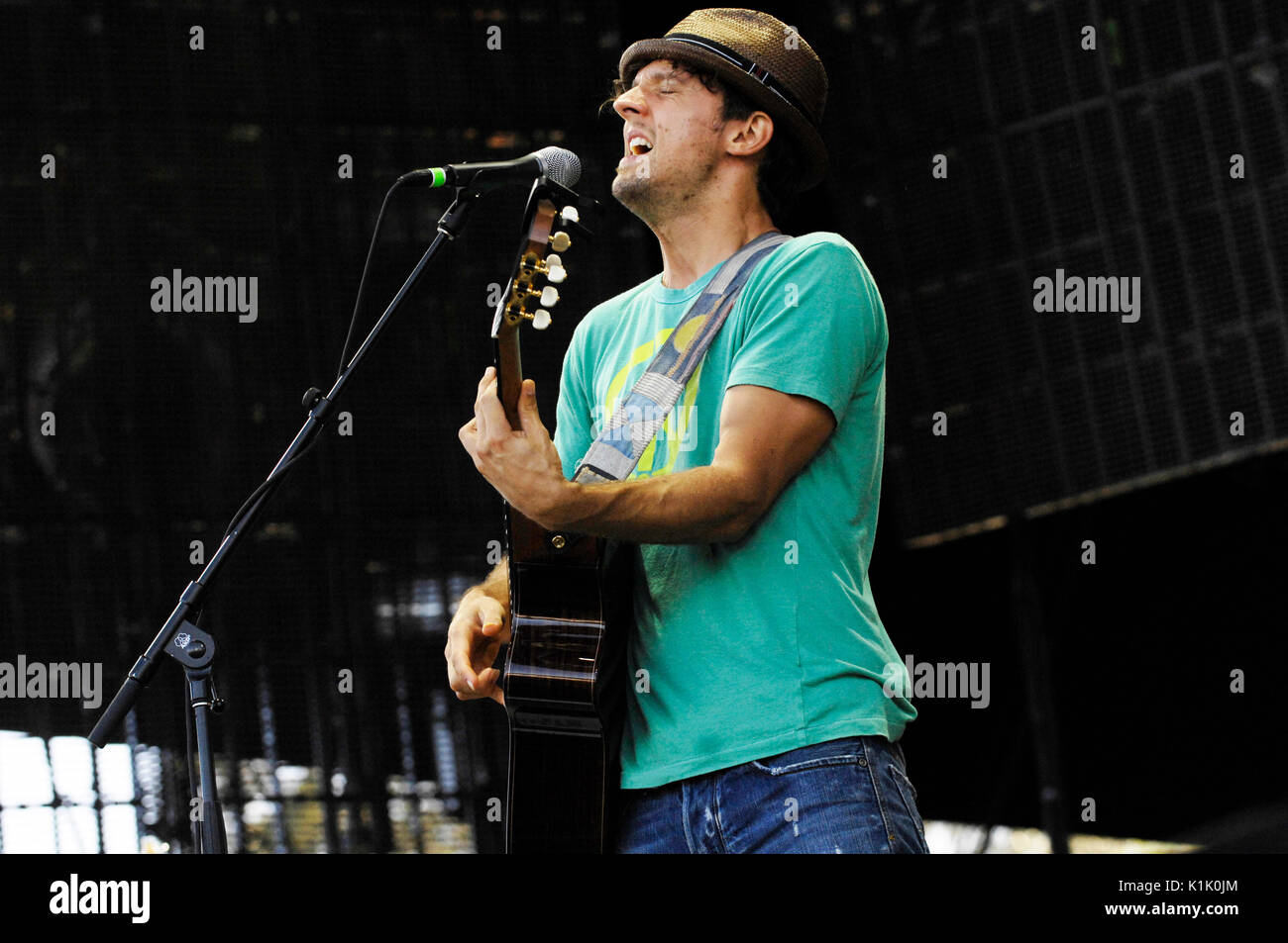 Jason mraz performing on stage hi-res stock photography and images - Alamy