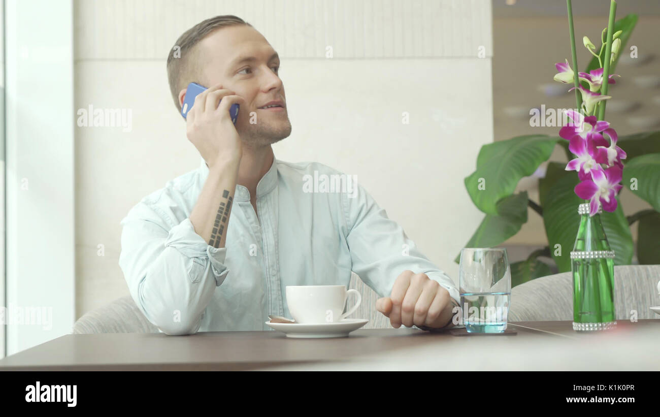 Answering call hi-res stock photography and images - Alamy