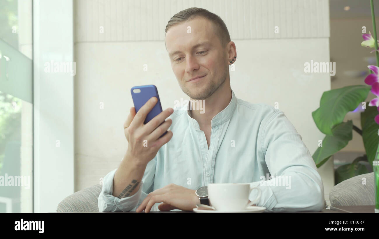 Answering message hi-res stock photography and images - Alamy