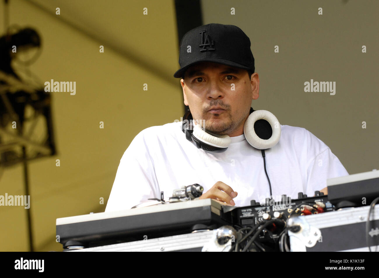 Mix Master Mike performs Cypress Hill's Smokeout San Manuel ...