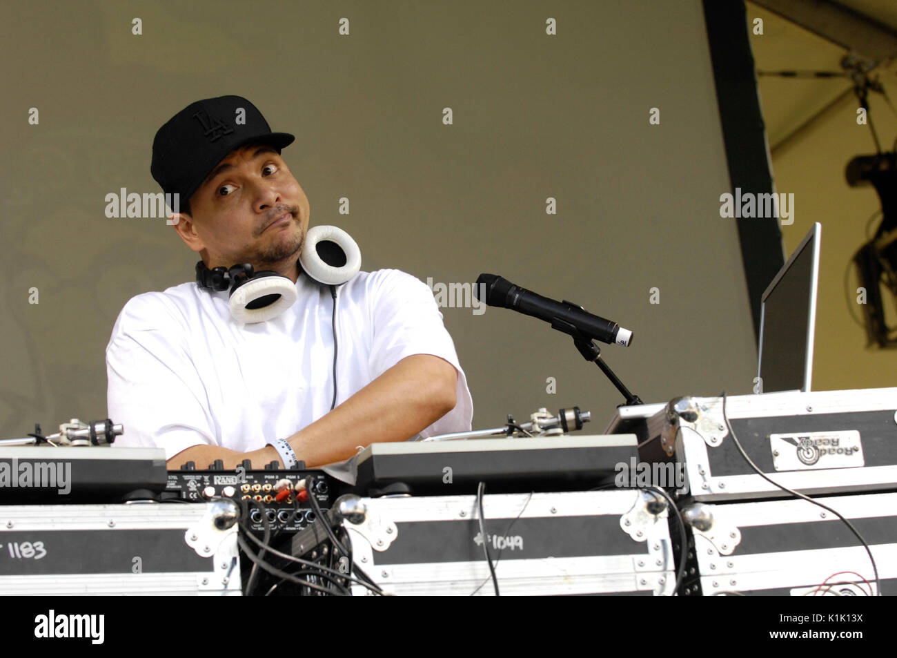 Mix Master Mike performs Cypress Hill's Smokeout San Manuel ...