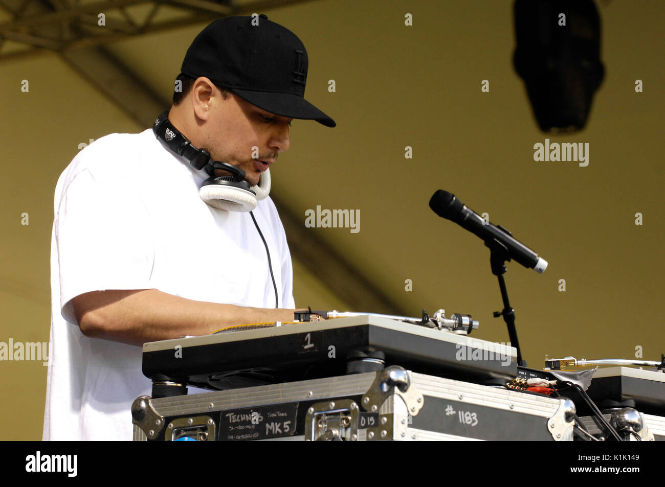 Mix Master Mike performs Cypress Hill's Smokeout San Manuel ...