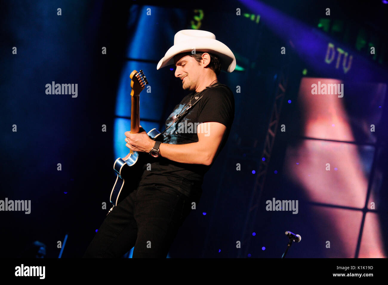 Country singer Brad Paisley performs Stagecoach,California's County ...