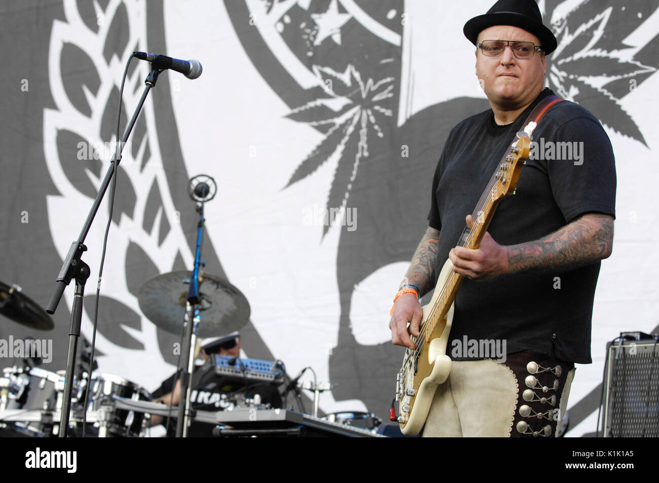 Eric Wilson Sublime performs Cypress Hill's Smokeout San Manuel ...