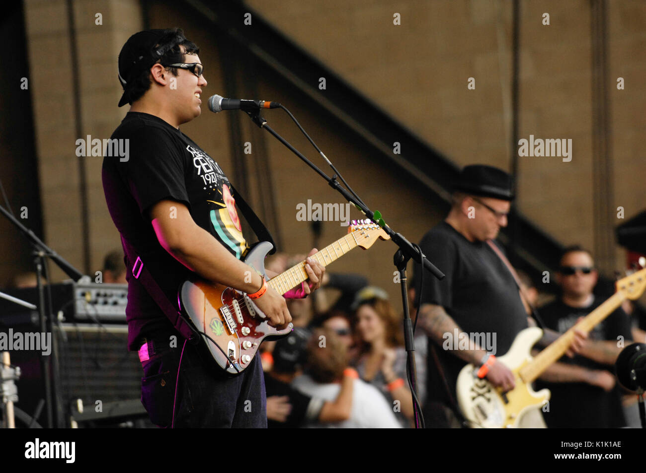 Rome Ramirez (l) Eric Wilson Sublime perform Cypress Hill's Smokeout ...