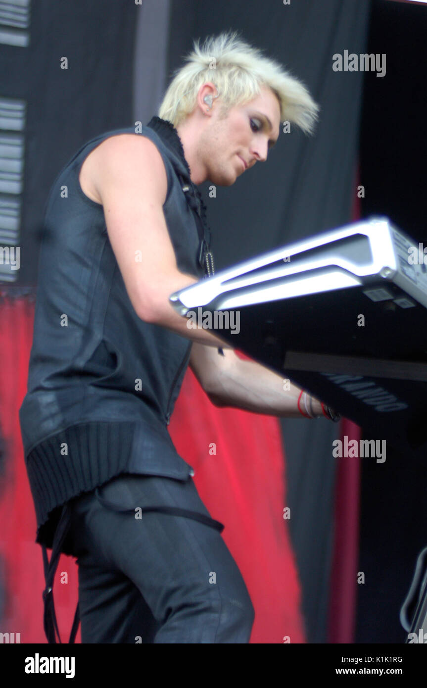 Brandon Belsky Julien-K performs 2007 Projekt Revolution Hyundai ...