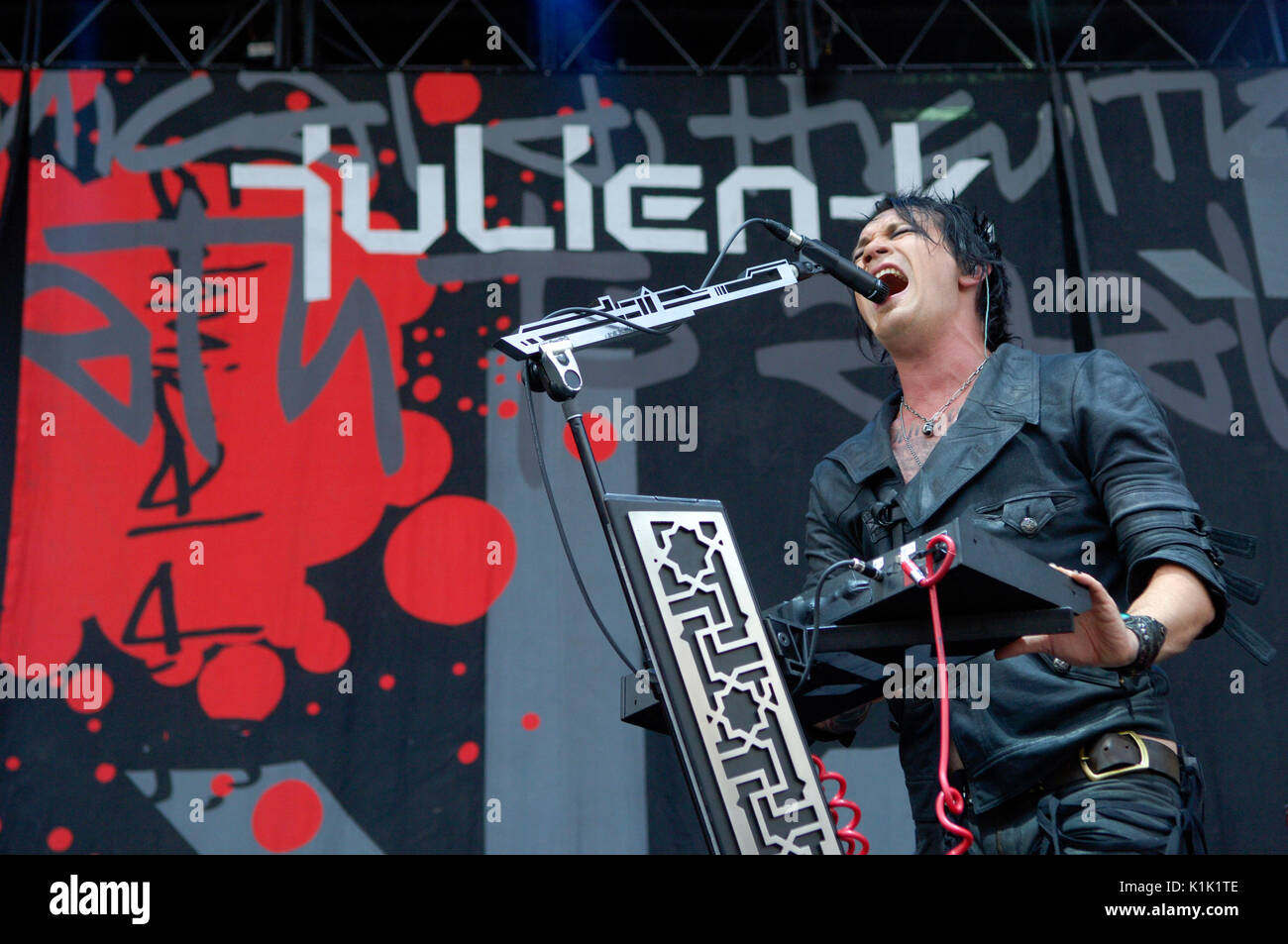 Ryan Shuck Julien-K performs 2007 Projekt Revolution Hyundai Pavilion ...