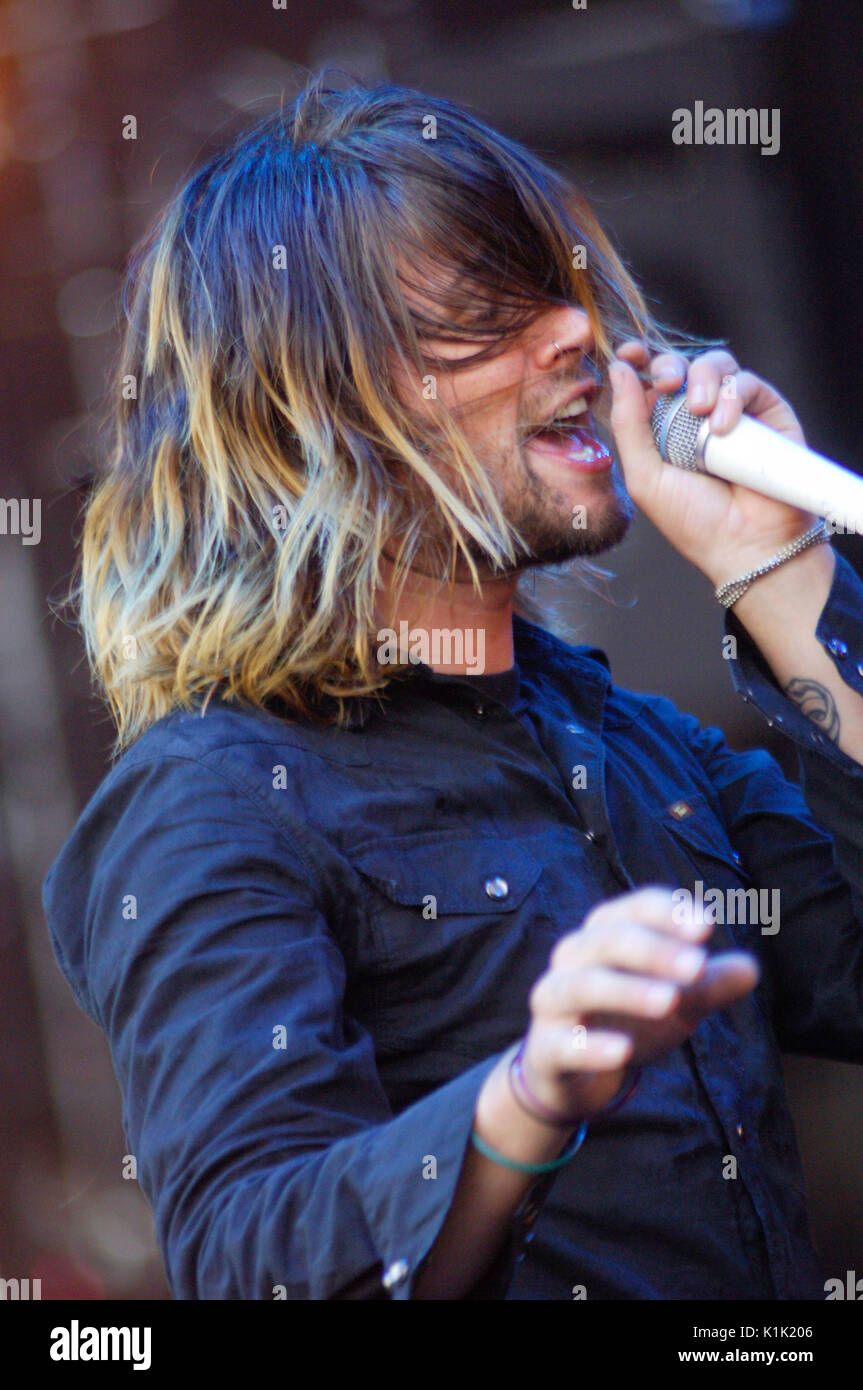Adam Lazzara Taking Back Sunday performs 2007 Projekt Revolution ...