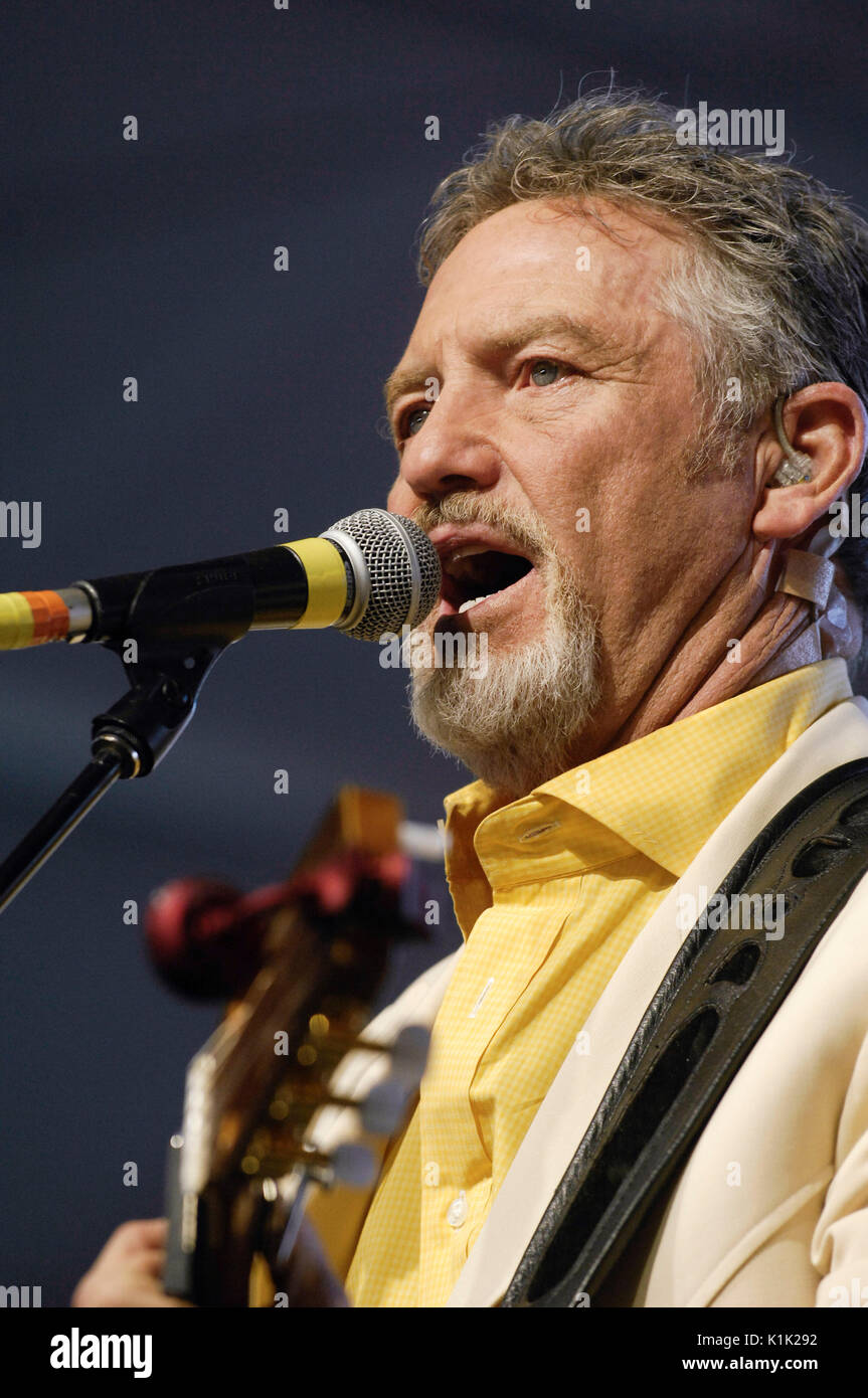 Larry gatlin concert hi-res stock photography and images - Alamy