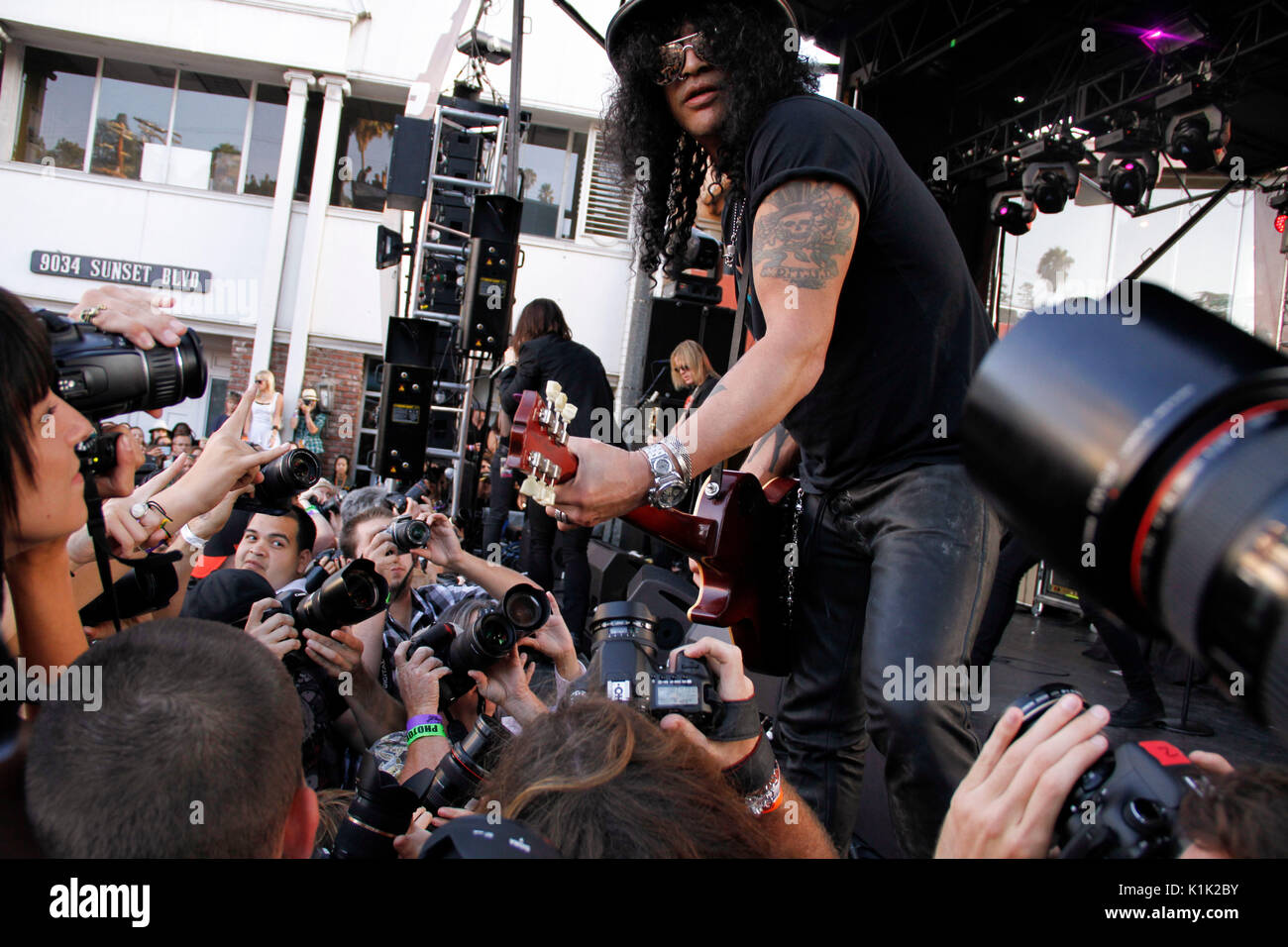 Slash performing on stage hi-res stock photography and images - Alamy