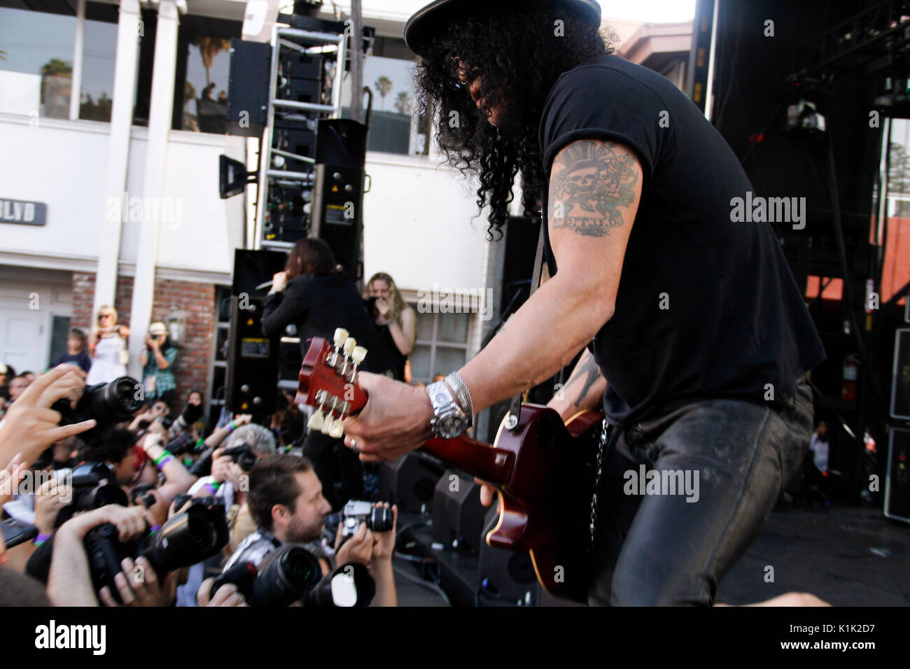 Slash performing on stage hi-res stock photography and images - Alamy