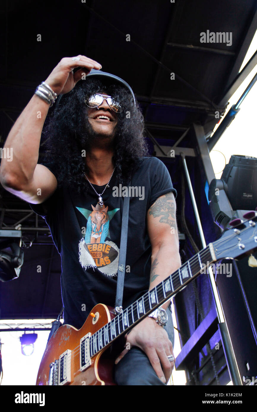 Slash performing on stage hi-res stock photography and images - Alamy