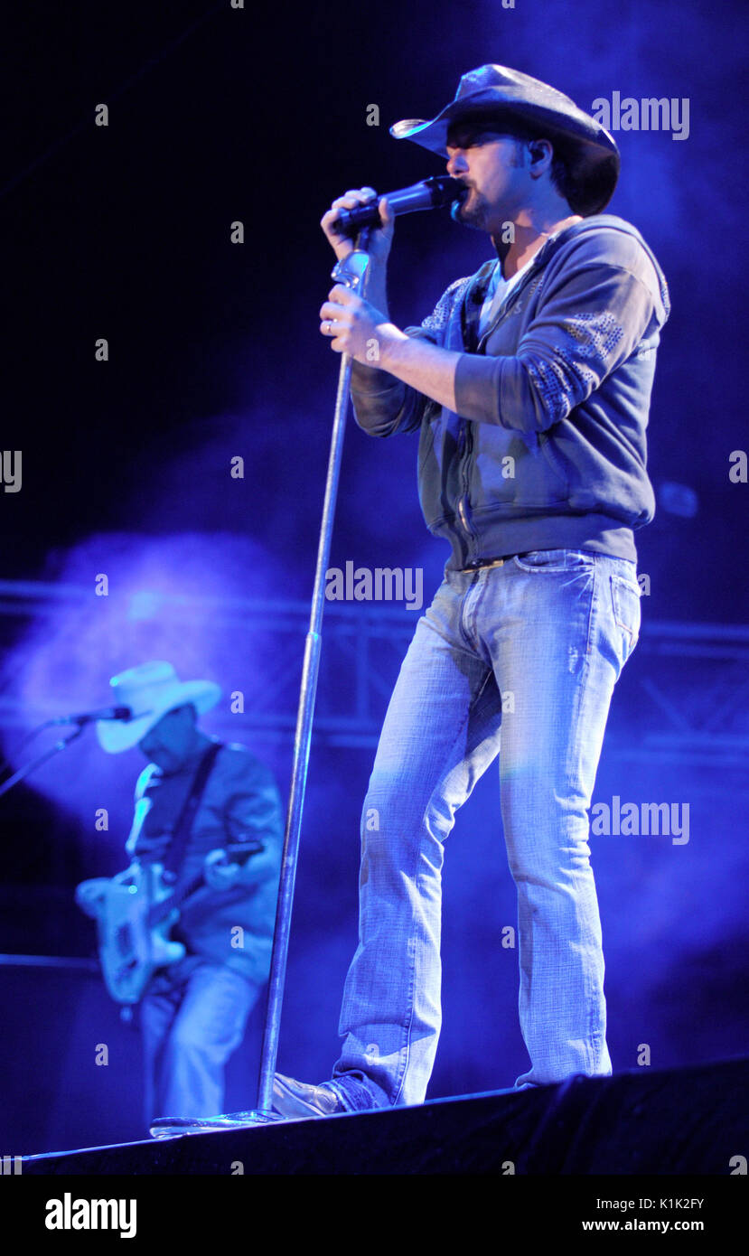 Tim mcgraw performing hi-res stock photography and images - Alamy
