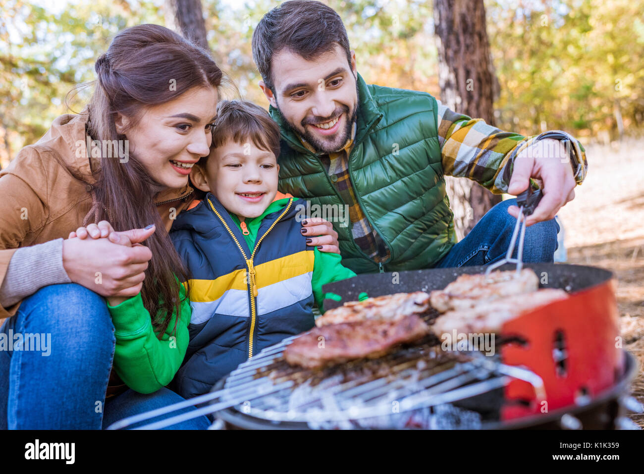 Family resting eating forest hi-res stock photography and images - Alamy