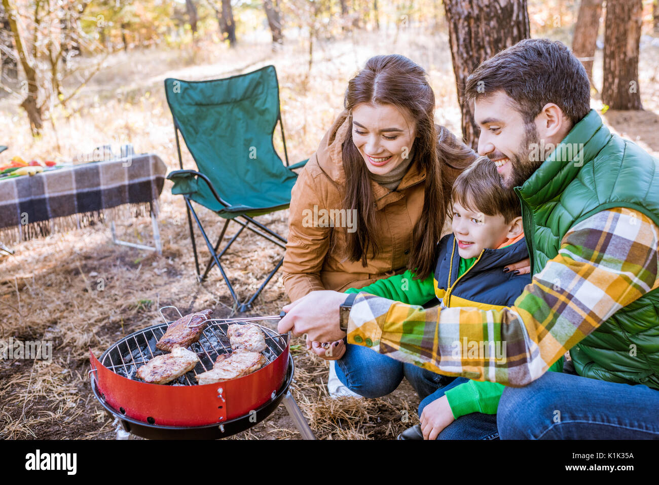 Family resting eating forest hi-res stock photography and images - Alamy