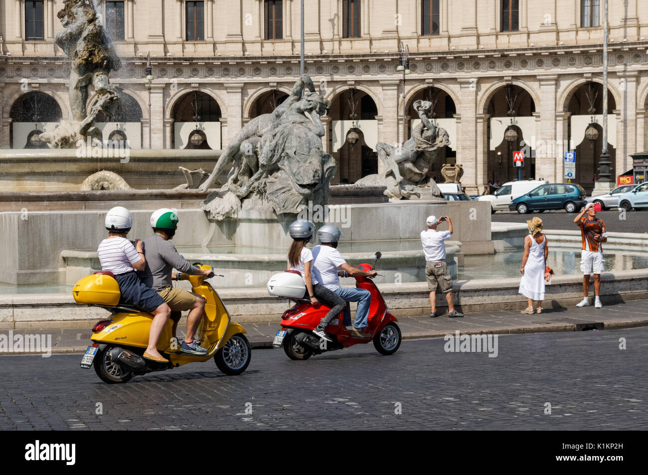 Roma vespa hi-res stock photography and images - Alamy