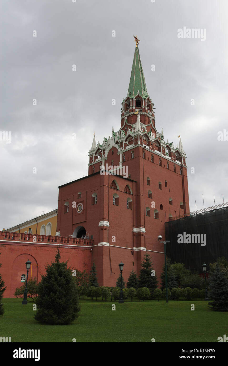 Alexander garden troitskaya tower russia hi-res stock photography and ...