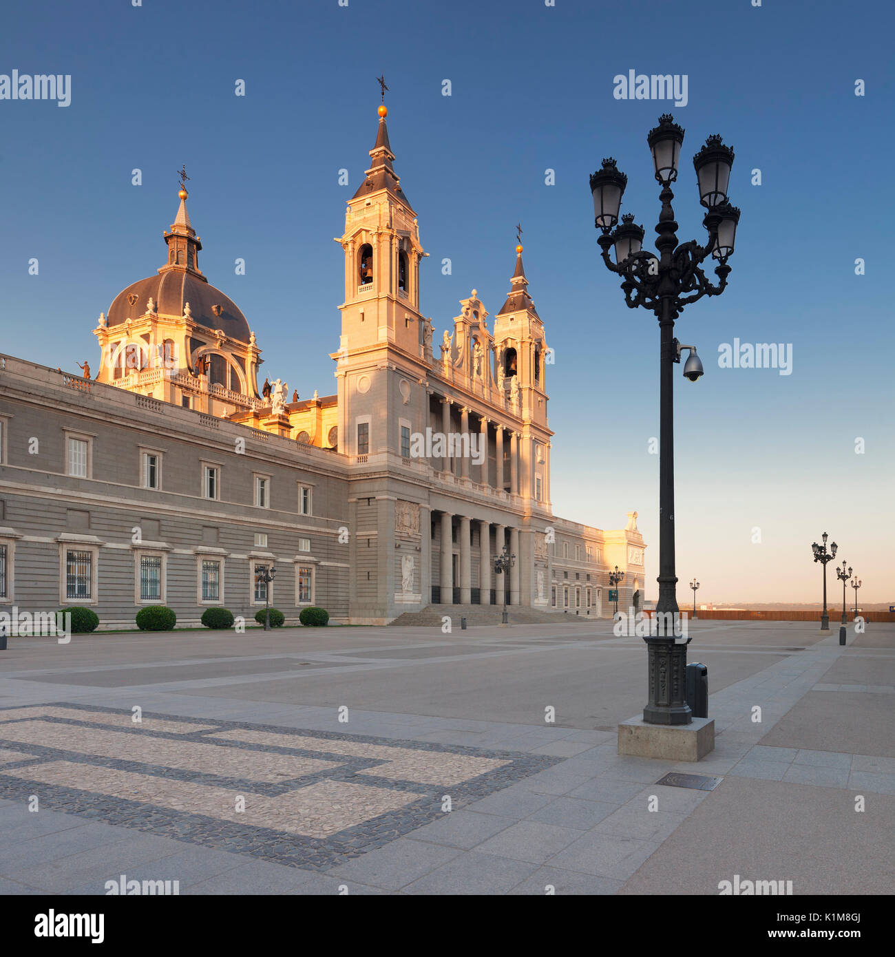 Almudena Cathedral, Santa Maria la Real de La Almudena, Plaza de la ...