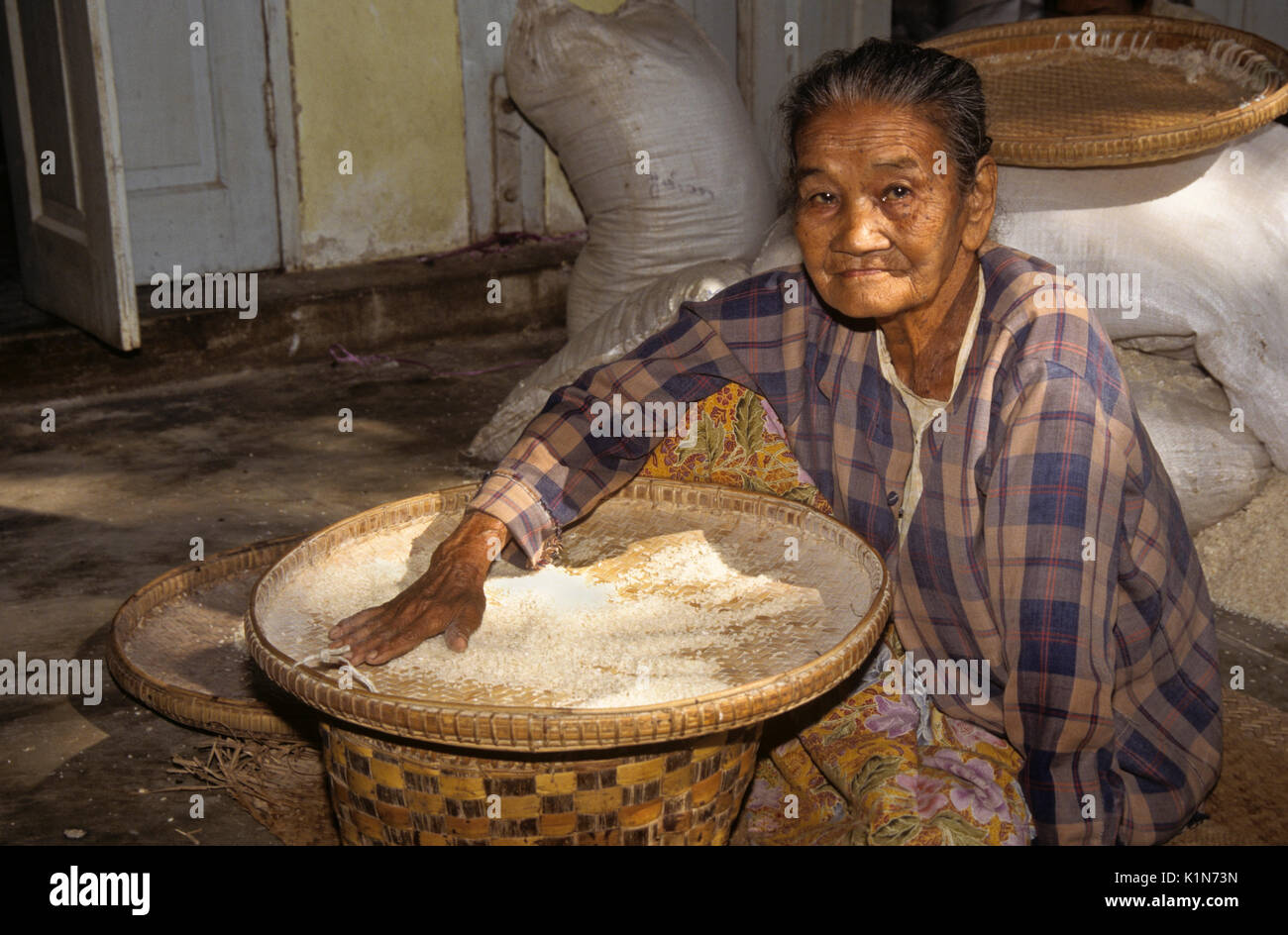 Volunteer cleaning rice, Mahagandhayon Kyaung Buddhist monastery ...