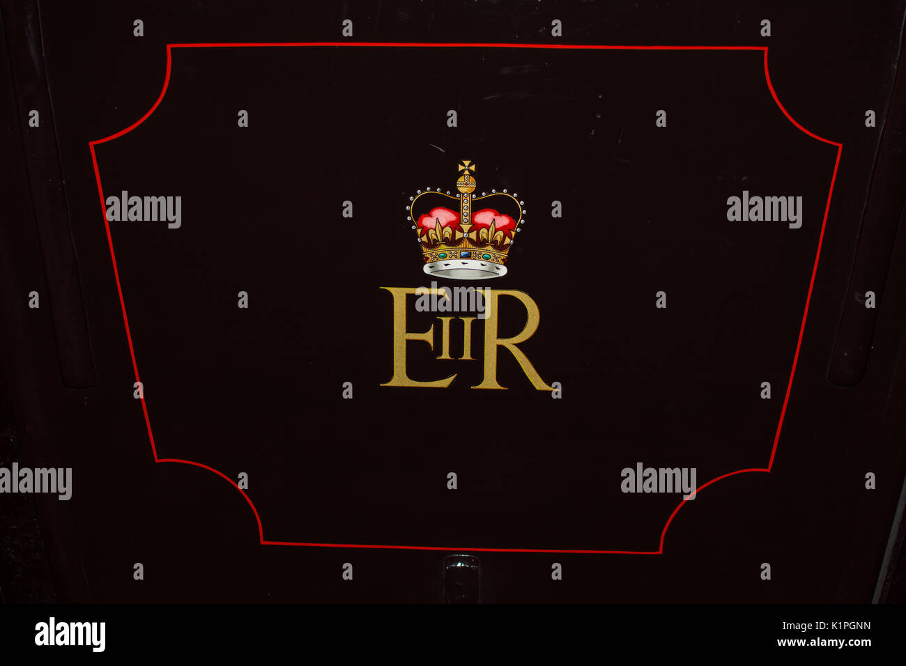 Queen Elizabeth sign crown on car monarch death died sign gold royal ...