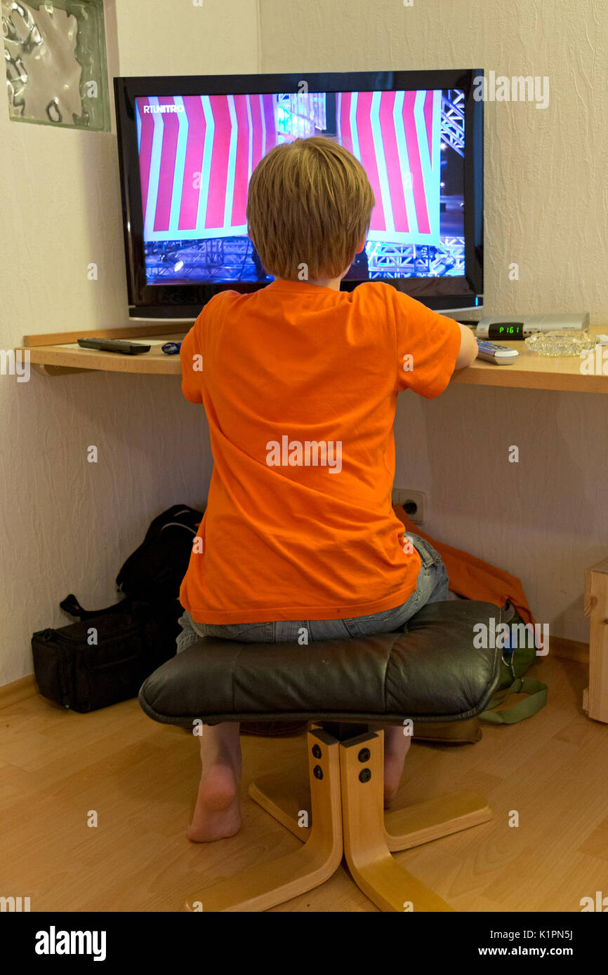 Child kid watching hi-res stock photography and images - Alamy