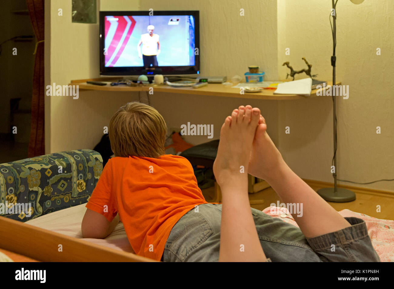 Kids watching tv hi-res stock photography and images - Alamy