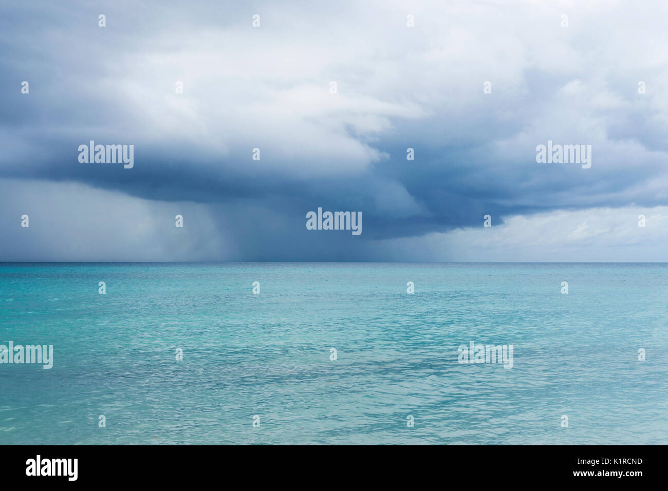 Thundercloud over ocean hi-res stock photography and images - Alamy