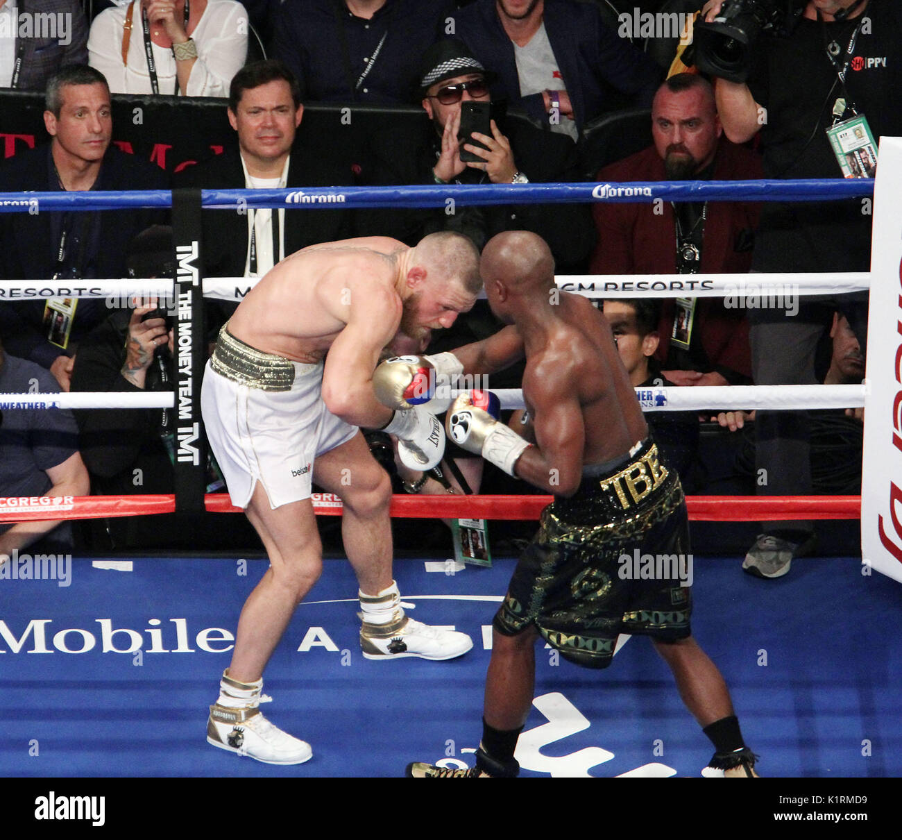 Las Vegas, Nevada, USA. 27th Aug, 2017. Boxer Floyd Mayweather jr stops ...