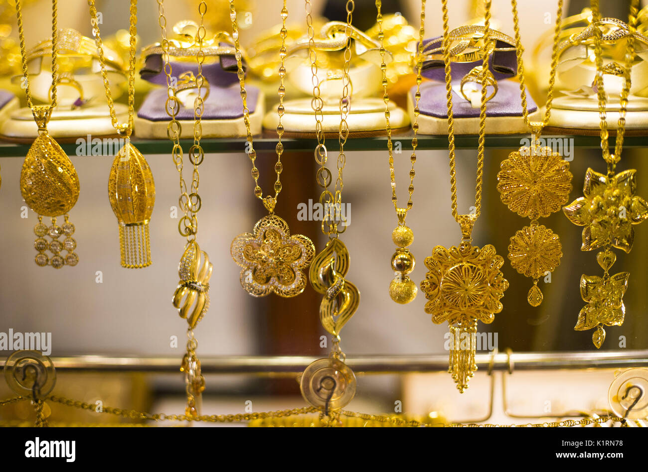 Gaza City, The Gaza Strip, Palestine. 27th Aug, 2017. A gold vendor in ...