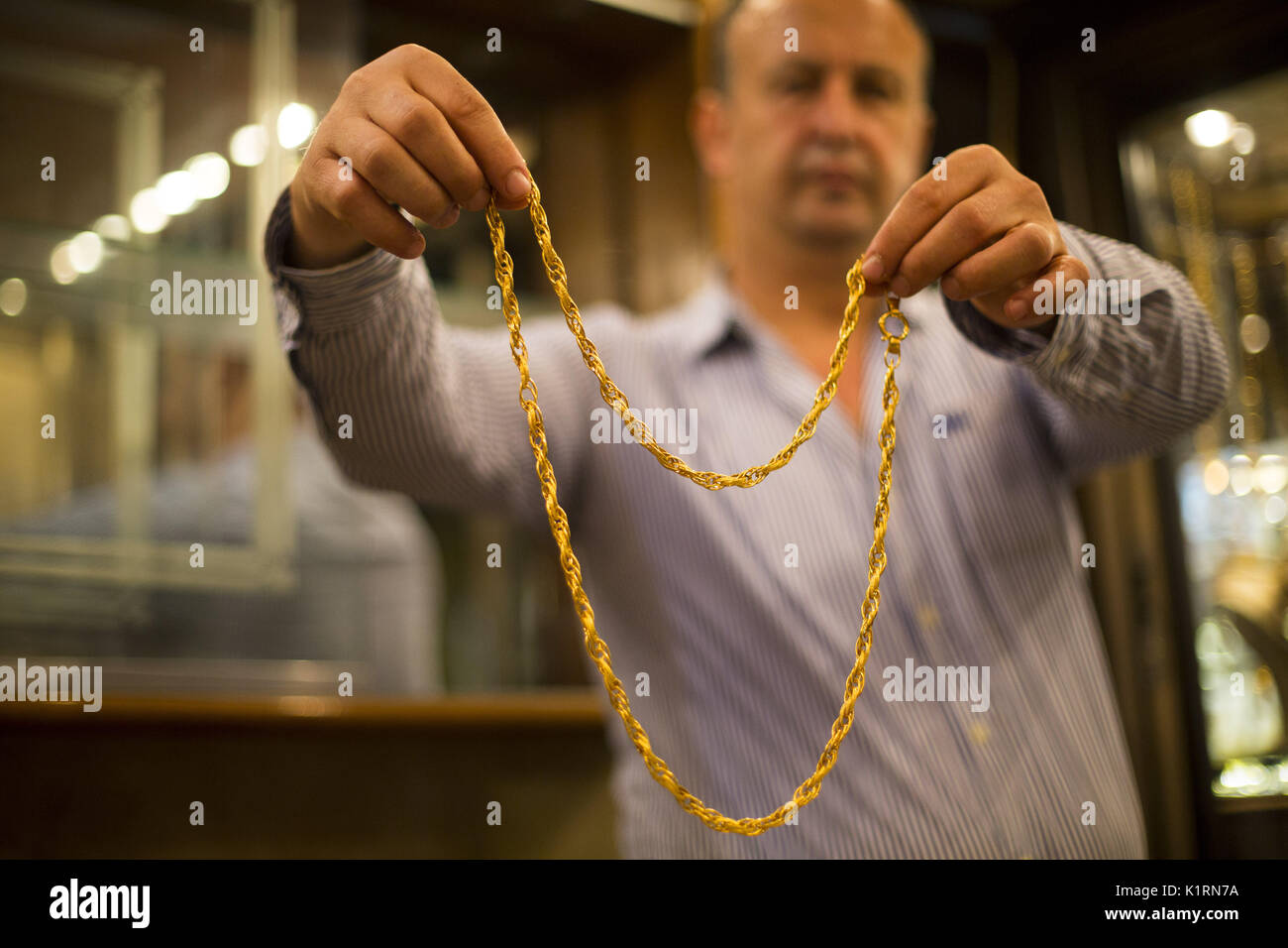 Gaza City, The Gaza Strip, Palestine. 27th Aug, 2017. A gold vendor in ...