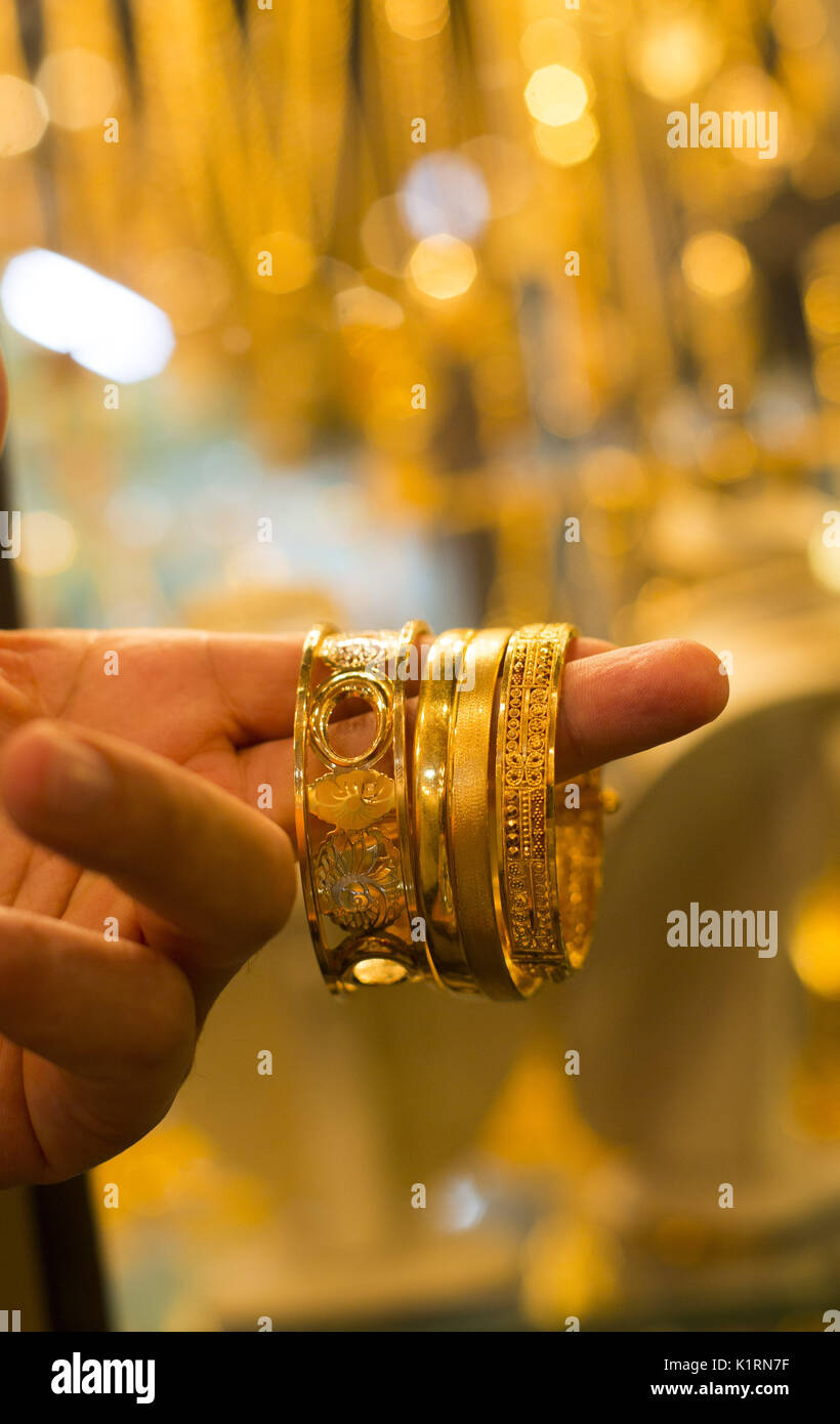 Gaza City, The Gaza Strip, Palestine. 27th Aug, 2017. A gold vendor in ...