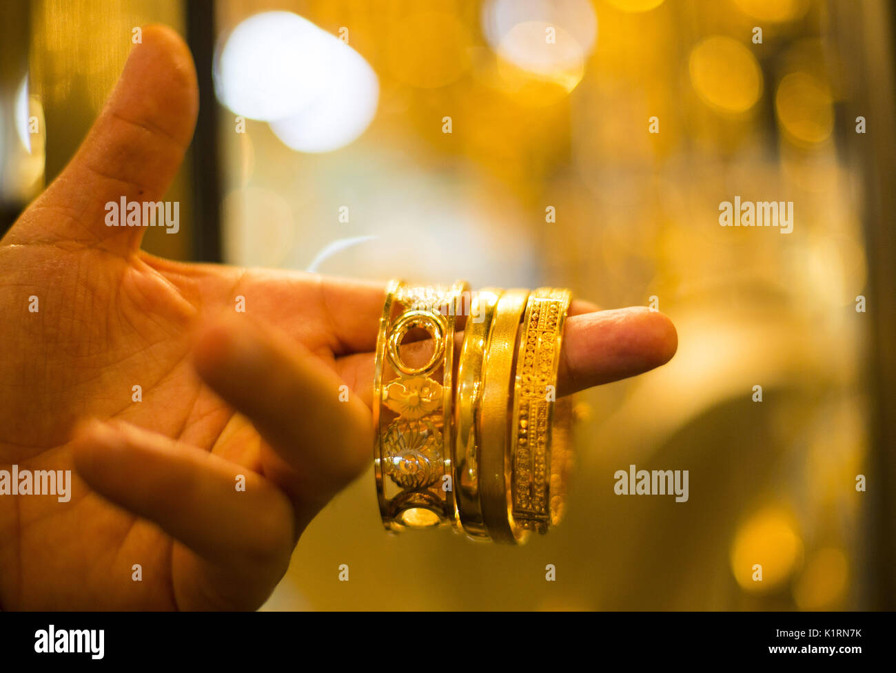 Gaza City, The Gaza Strip, Palestine. 27th Aug, 2017. A gold vendor in ...