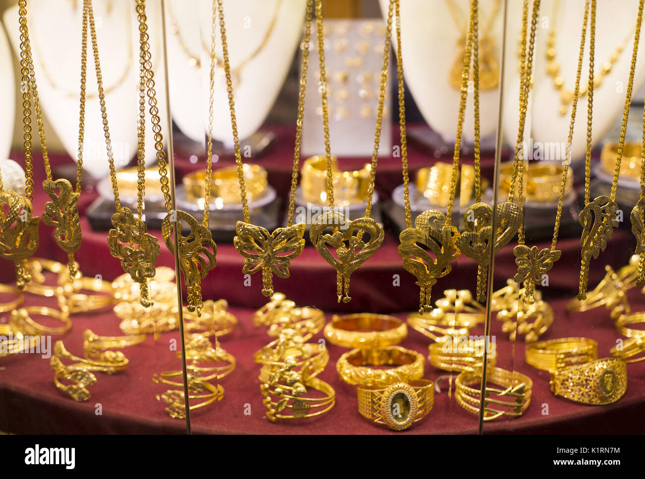 Gaza City, The Gaza Strip, Palestine. 27th Aug, 2017. A gold vendor in ...