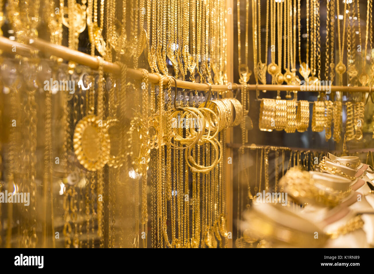 Gaza City, The Gaza Strip, Palestine. 27th Aug, 2017. A gold vendor in ...