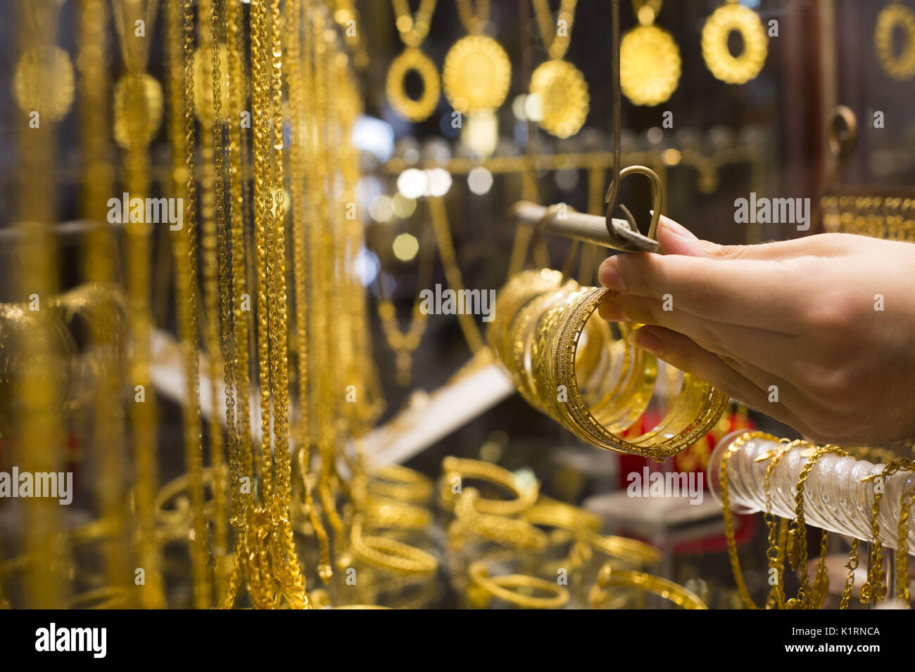 Gaza City, The Gaza Strip, Palestine. 27th Aug, 2017. A gold vendor in ...