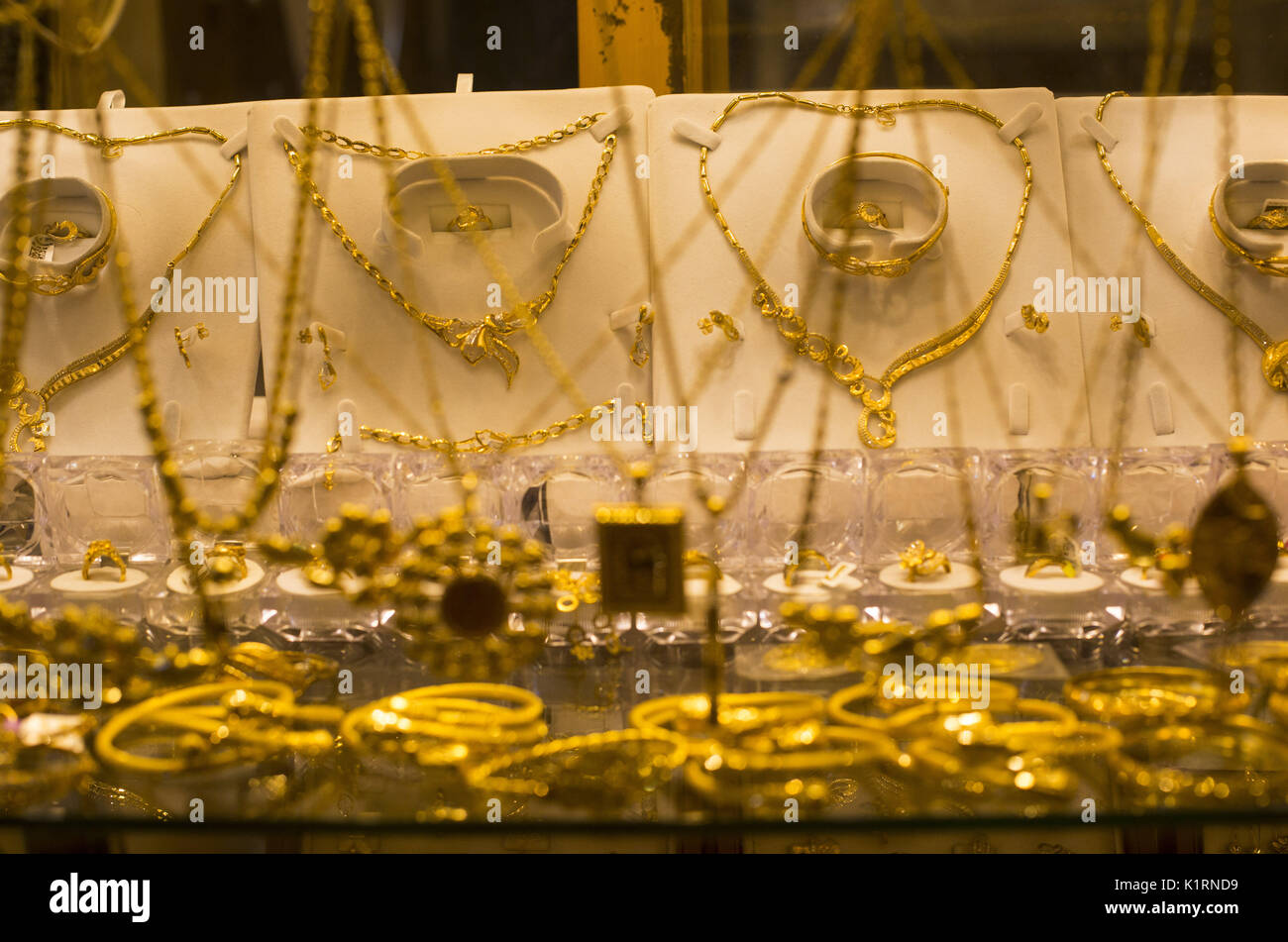 Gaza City, The Gaza Strip, Palestine. 27th Aug, 2017. A gold vendor in ...