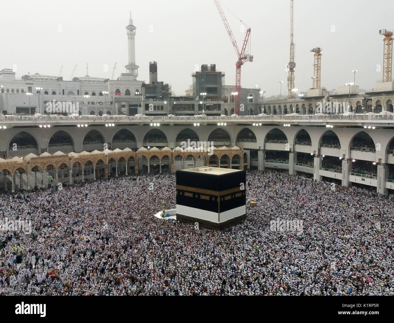 Mecca, Mecca, Saudi Arabia. 24th Aug, 2017. Muslim pilgrims pray around ...