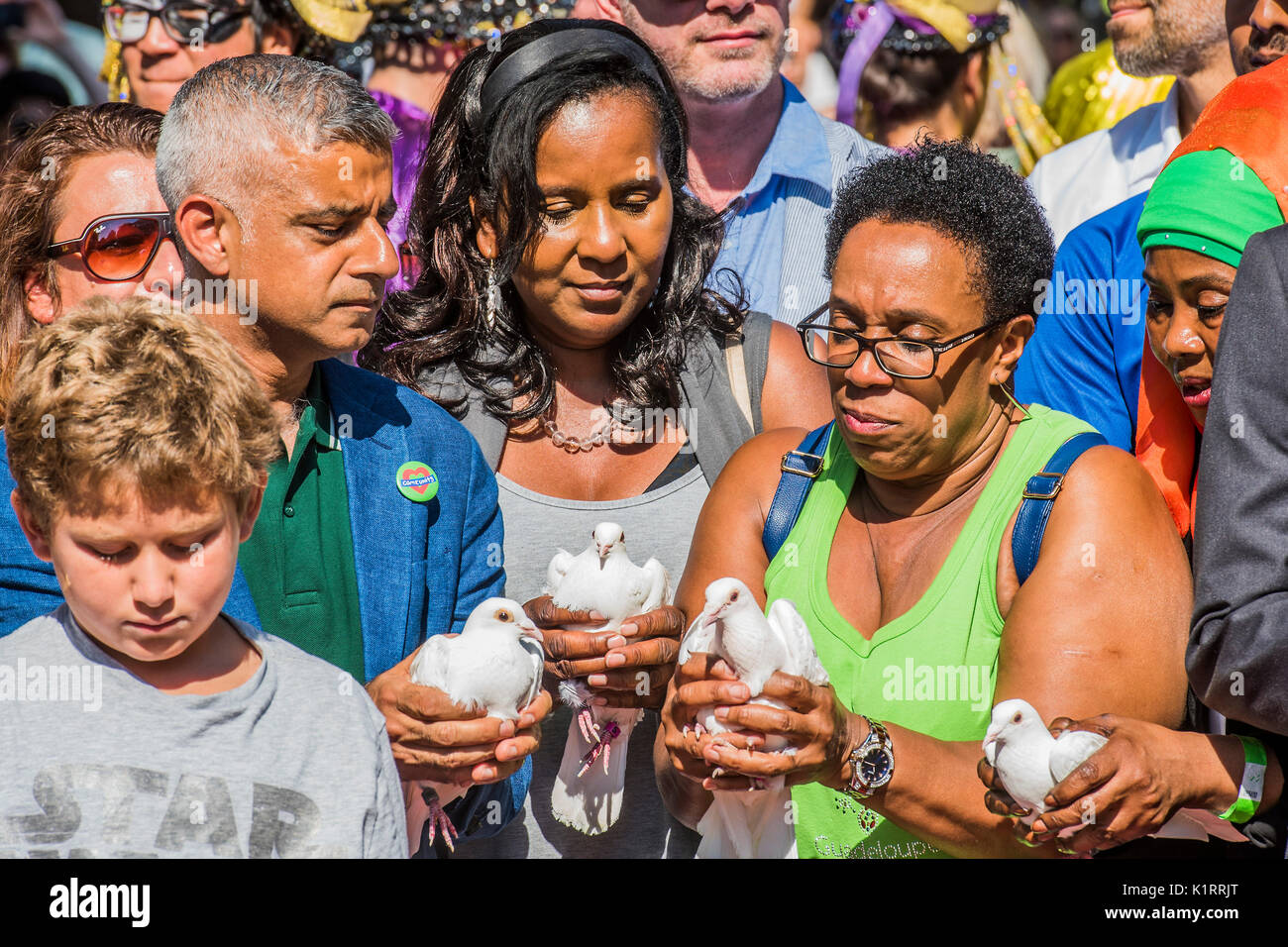Doves released hi-res stock photography and images - Alamy