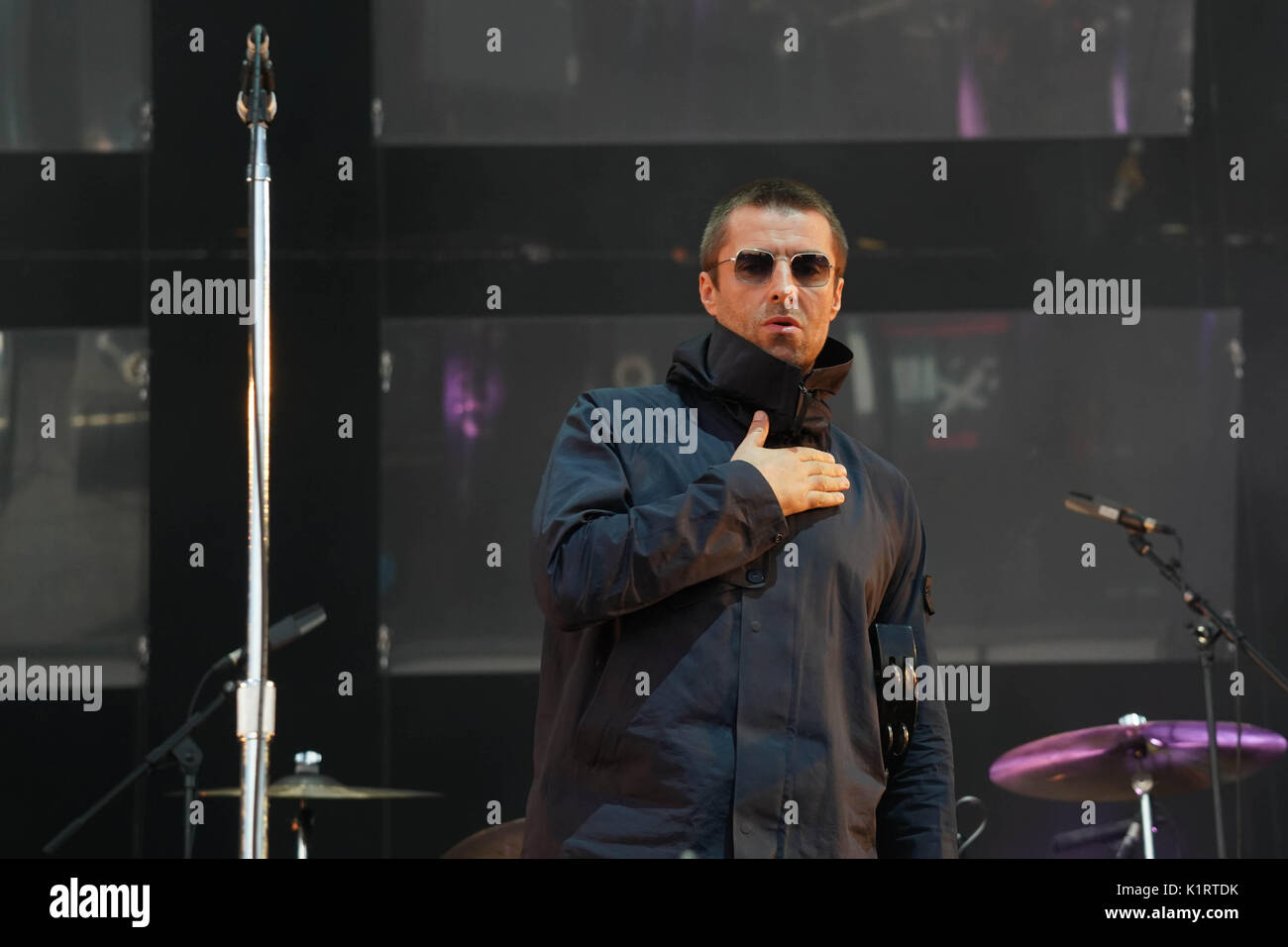 Liam gallagher guitarist hi-res stock photography and images - Alamy