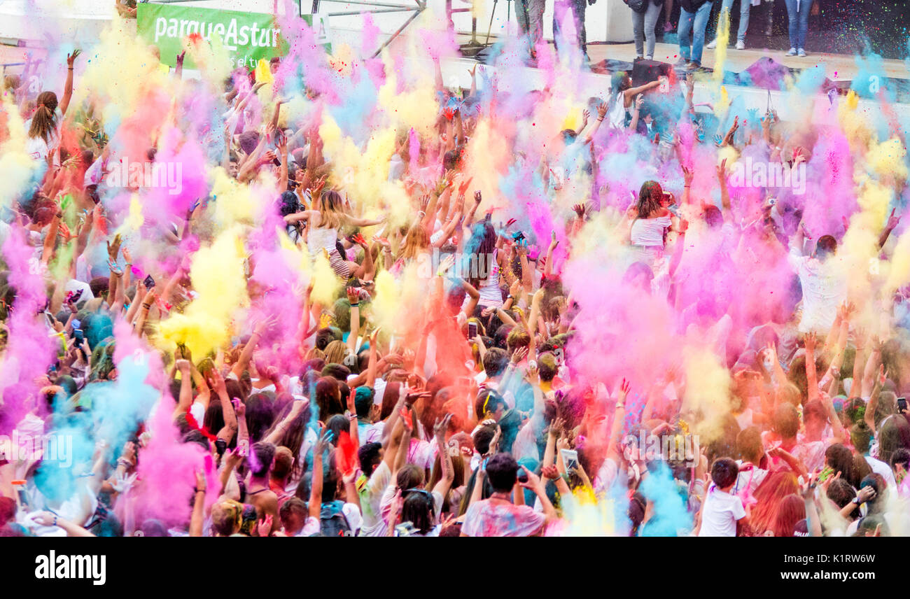 Aviles, Spain. 27th Aug, 2017. Thousands of people throw Holi powder ...