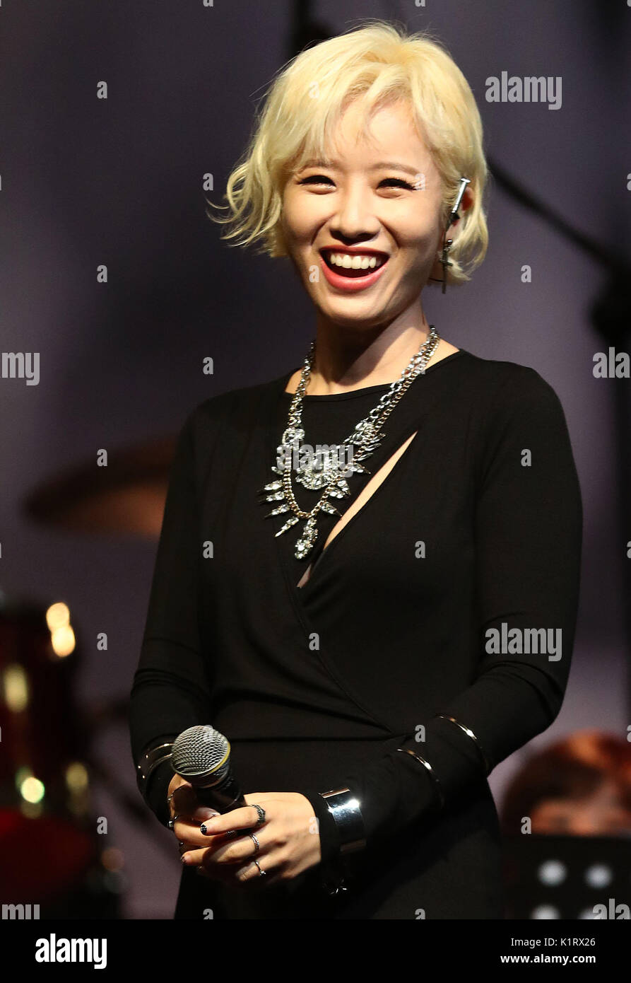 S. Korean singer Park Ki-young South Korean singer Park Ki-young greets ...