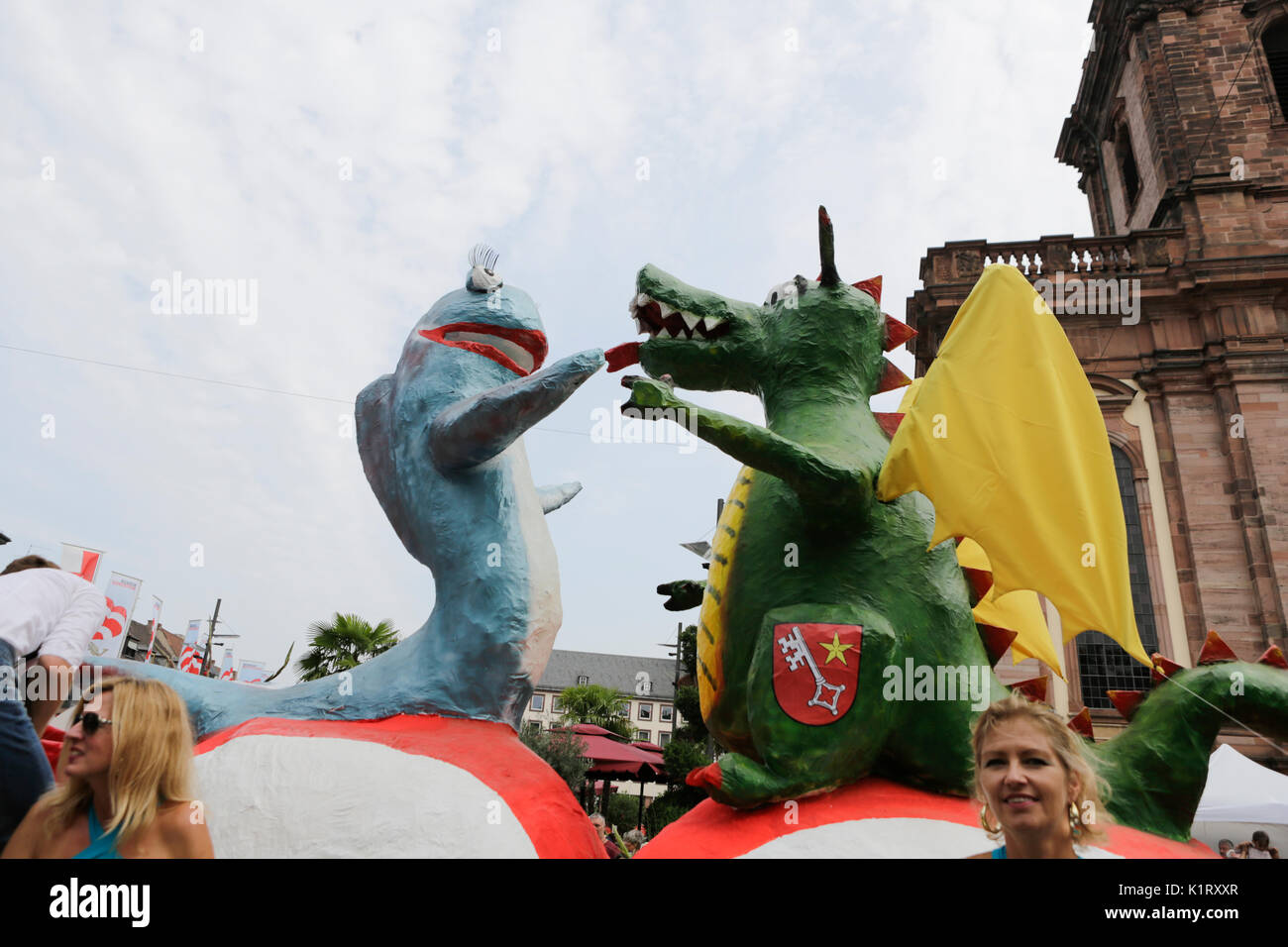 Fish parade float hi-res stock photography and images - Alamy