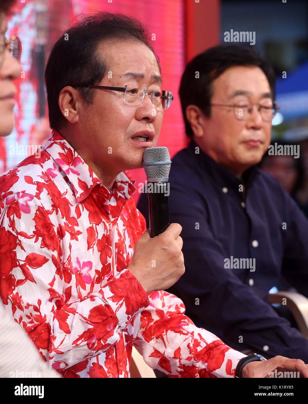 Hong Joon-pyo holds talk Hong Joon-pyo (L), head of the major ...