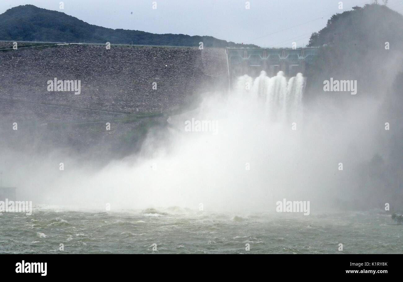 Waterfall The Soyang River Dam in Chuncheon, Gangwon Province, looks ...
